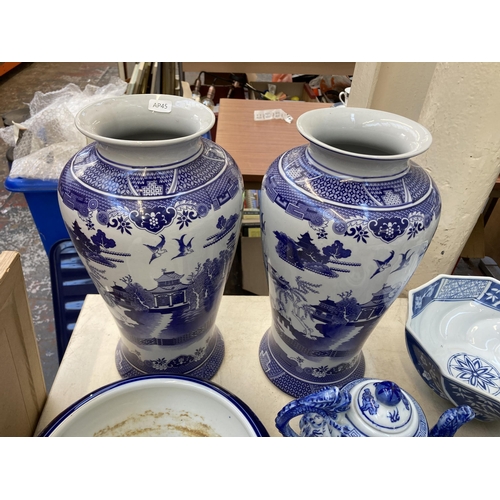 Fifteen pieces of blue and white ceramics to include pair of Willow ...