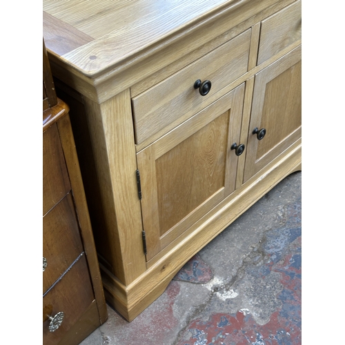 A modern oak sideboard - approx. 78cm high x 96cm wide x 46cm deep