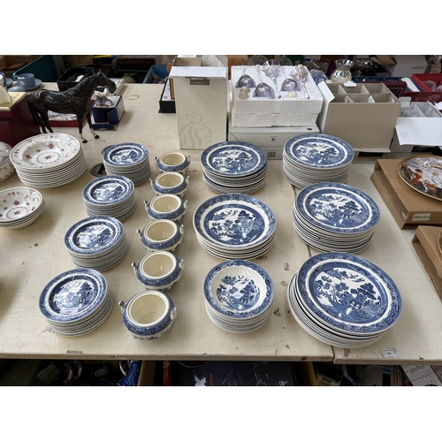 Approx. one hundred and thirty nine pieces of Wedgwood Willow dinnerware