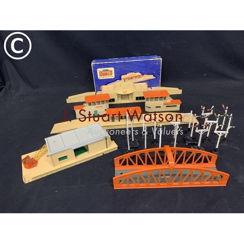 Hornby Dublo Boxed D1 Through Station, station buildings and signals
