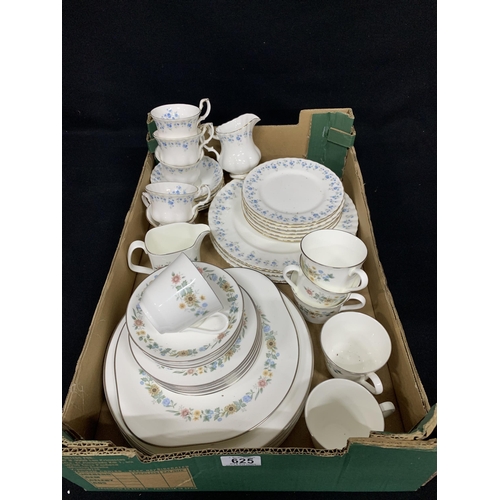 23 pieces Royal Albert memory lane tea and dinnerware, 25 pieces ...