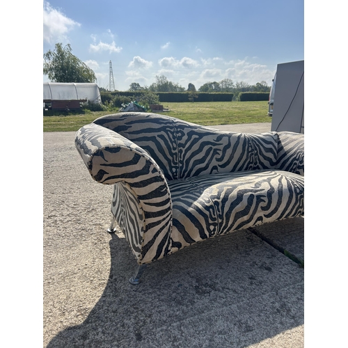 A modern design zebra pattern chaise lounge / love seat 196x80x80