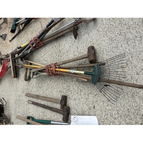 8 bundles of aster garden hand tools together with loose tools and 3 ...