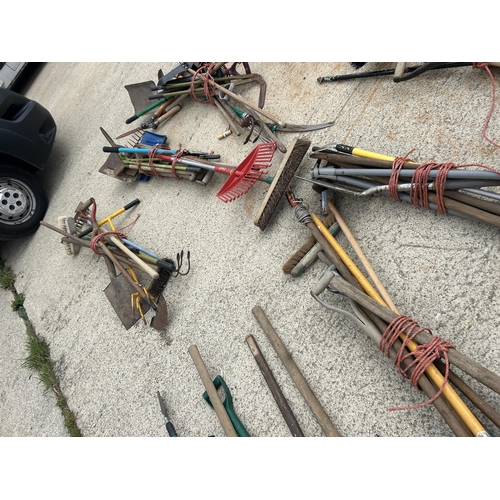 8 bundles of aster garden hand tools together with loose tools and 3 ...