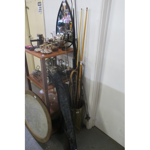 BUNDLE OF GOLF CLUBS & SNOOKER CUES