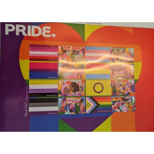 Decimal UM smilers in 3 Royal Mail Smilers albums, incl 2001 Consignia ...