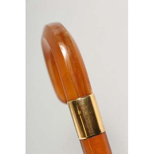 A GOOD AMBER WALKING STICK with 18ct gold band