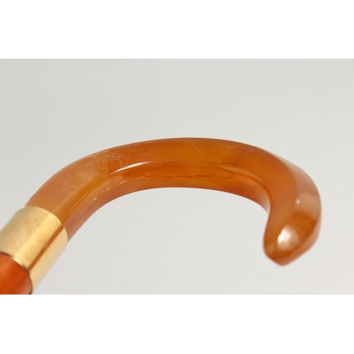 A GOOD AMBER WALKING STICK with 18ct gold band