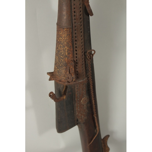 AN 18TH CENTURY MUGHAL INDIAN MATCHLOCK RIFLE, with gold inlaid barrel ...