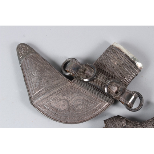 A VERY FINE EARLY 20TH CENTURY ARAB OMANI JAMBIYA SILVER DAGGER. 30cms ...