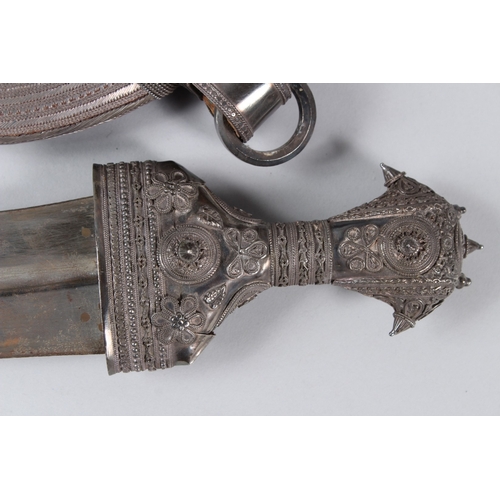 A VERY FINE EARLY 20TH CENTURY ARAB OMANI JAMBIYA SILVER DAGGER. 30cms ...