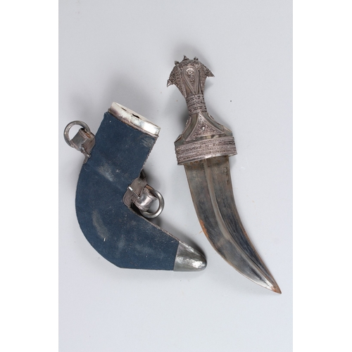 A VERY FINE EARLY 20TH CENTURY ARAB OMANI JAMBIYA SILVER DAGGER. 30cms ...