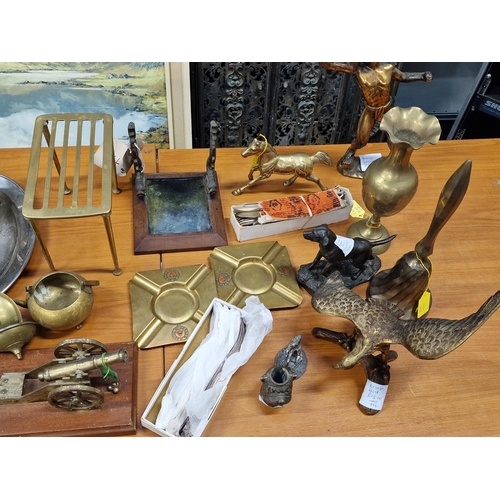 Large collection of brass and other metalware items.