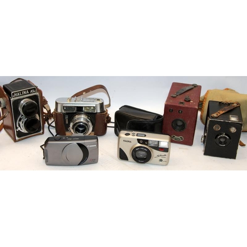 A selection of vintage film cameras to include Halina AI TLR ...