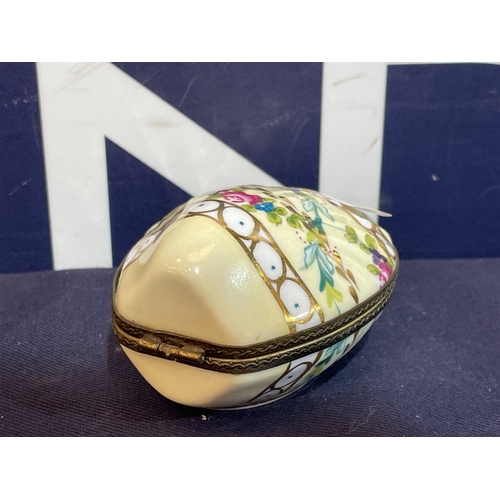 PORCELAIN CLAM SHELL POT