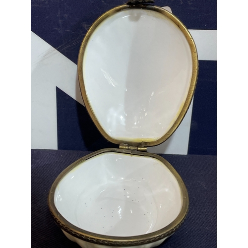 PORCELAIN CLAM SHELL POT