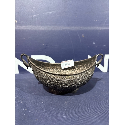 CONTINENTAL WHITE METAL CENTRE PIECE