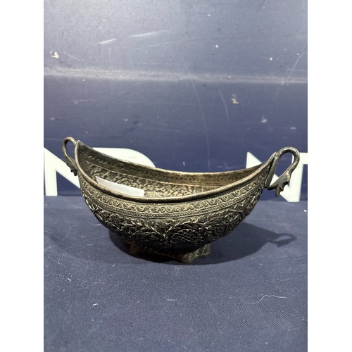 CONTINENTAL WHITE METAL CENTRE PIECE