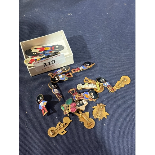 QTY OF ROBINSONS JAM ADVERTISEMENT BADGES ETC