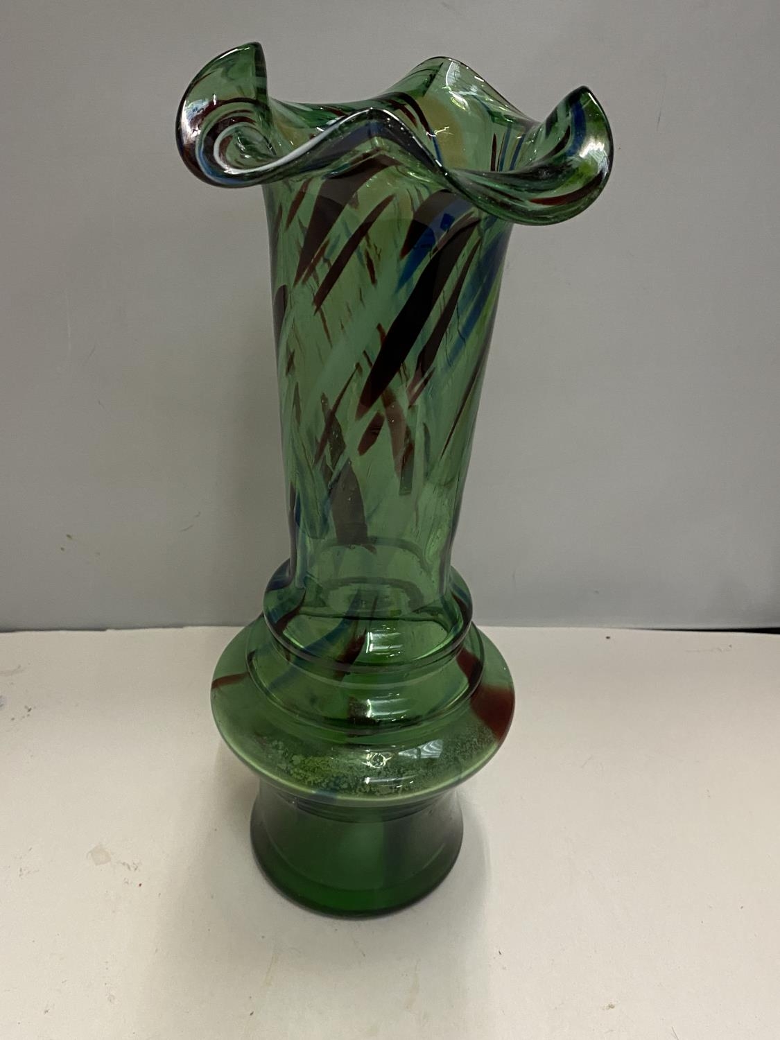 A MURANO STYLE GREEN GLASS VASE WITH FLUTED TOP HEIGHT 33CM