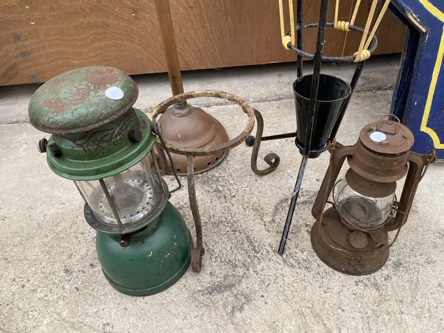 AN ASSORTMENT OF ITEMS TO INCLUDE A COPPER DOLLY POSSER, TWO PARAFIN ...