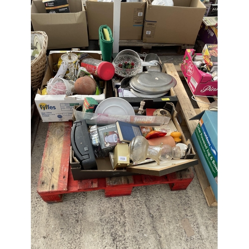 AN ASSORTMENT OF HOUSEHOLD CLEARANCE ITEMS TO INCLUDE CERAMICS AND ...