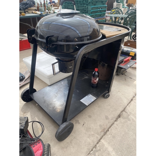 A BLOOMA KINLEY KETTLE CHARCOAL BBQ WITH TROLLEY AND SHELF