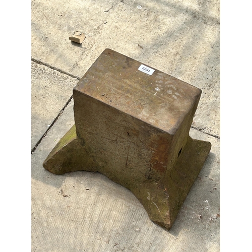 A VINTAGE CAST IRON SAWYERS BLACKSMITHS ANVIL (H:33CM L:39CM)