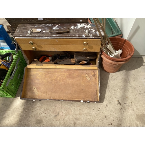 A VINTAGE WOODEN JOINERS CHEST WITH AN ASSORTMENT OF TOOLS TO INCLUDE A ...