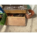 A VINTAGE WOODEN JOINERS CHEST WITH AN ASSORTMENT OF TOOLS TO INCLUDE A ...