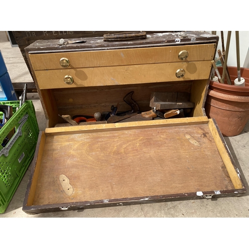 A VINTAGE WOODEN JOINERS CHEST WITH AN ASSORTMENT OF TOOLS TO INCLUDE A ...