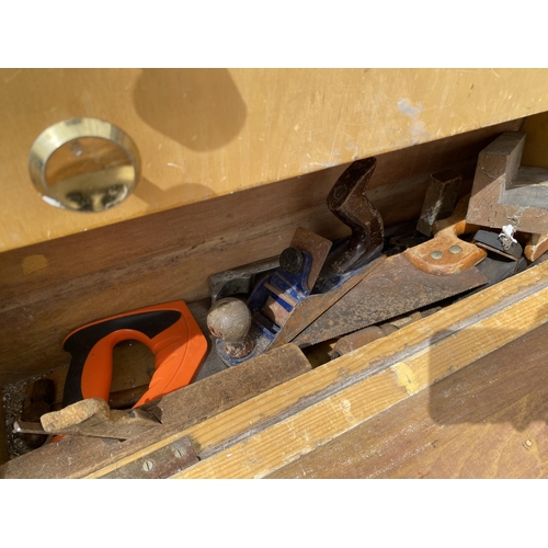 A VINTAGE WOODEN JOINERS CHEST WITH AN ASSORTMENT OF TOOLS TO INCLUDE A ...