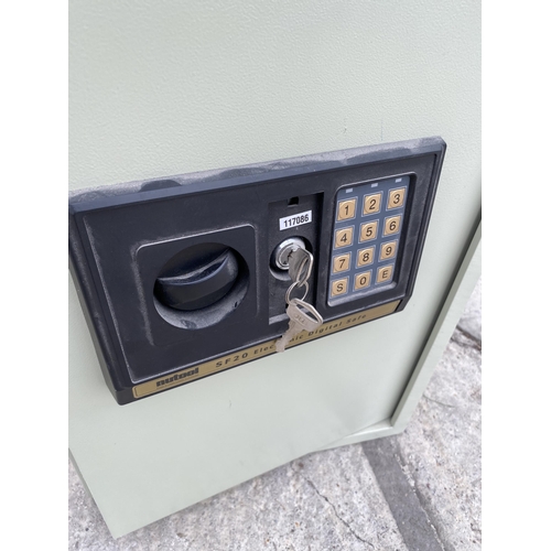 A NUTOOL SF20 ELECTRONIC DIGITAL SAFE WITH KEY