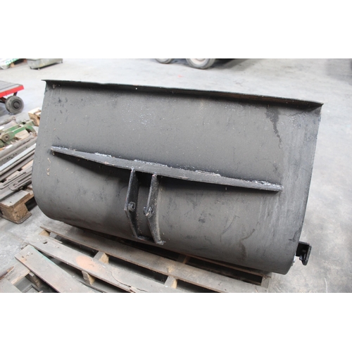 A FORE END LOADER BUCKET (W:43")