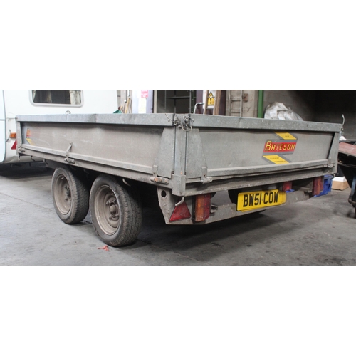 A 2009 BATESON TWIN AXLE 2 TON TRAILER WITH SIDES AND WOODEN FLOOR (L:8FT)