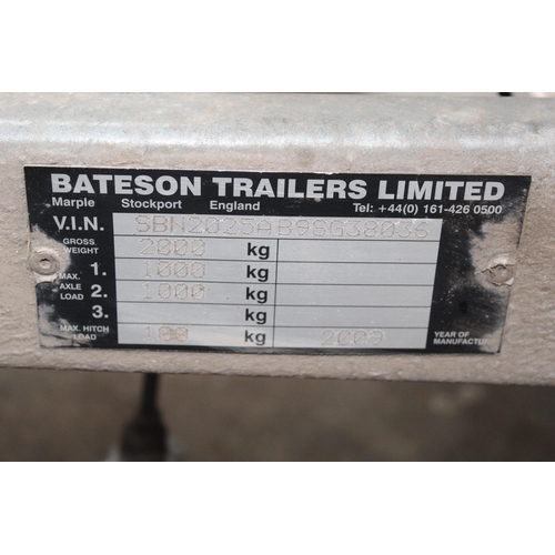 A 2009 BATESON TWIN AXLE 2 TON TRAILER WITH SIDES AND WOODEN FLOOR (L:8FT)