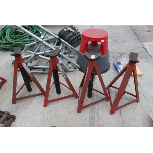 A SET OF FOUR LARGE AXLE STANDS NO VAT