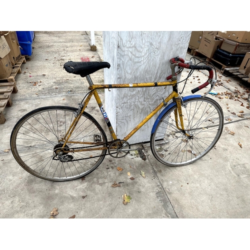 A VINTAGE GENTS RALEIGH ROAD RACING BIKE
