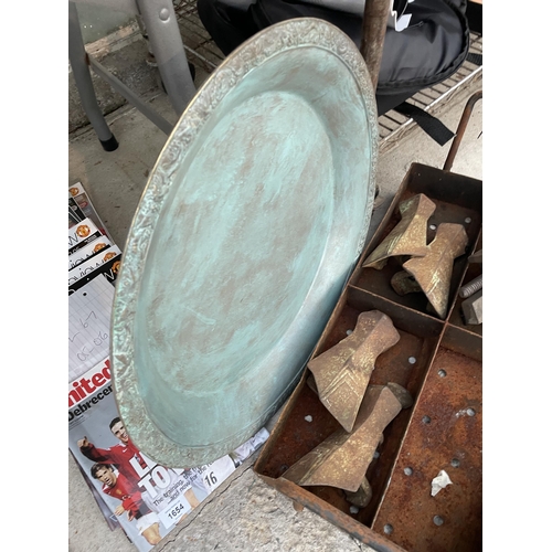 AN ASSORTMENT OF VINTAGE METAL ITEMS TO INCLUDE A BENCH VICE, BATH FEET ...