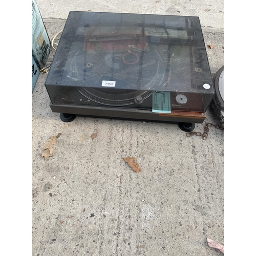 A RETRO TECHNICS RECORD PLAYER