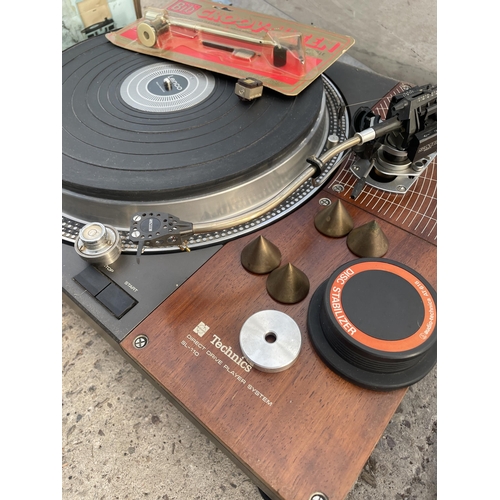 A RETRO TECHNICS RECORD PLAYER