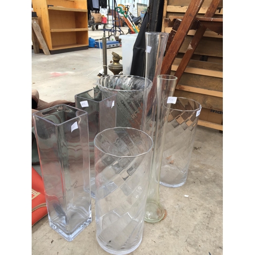 SEVEN VARIOUS DECORATIVE GLASS VASES