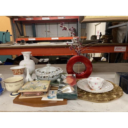 A MIXED LOT TO INCLUDE CABINET PLATES, A CAVERSWALL VASE, FOLEY CHINA ...
