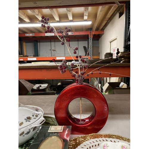 A MIXED LOT TO INCLUDE CABINET PLATES, A CAVERSWALL VASE, FOLEY CHINA ...