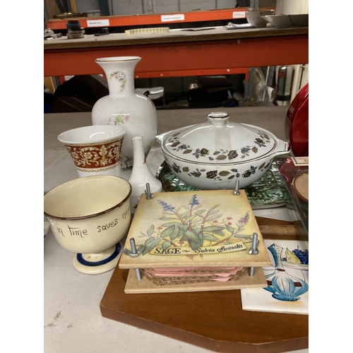 A MIXED LOT TO INCLUDE CABINET PLATES, A CAVERSWALL VASE, FOLEY CHINA ...