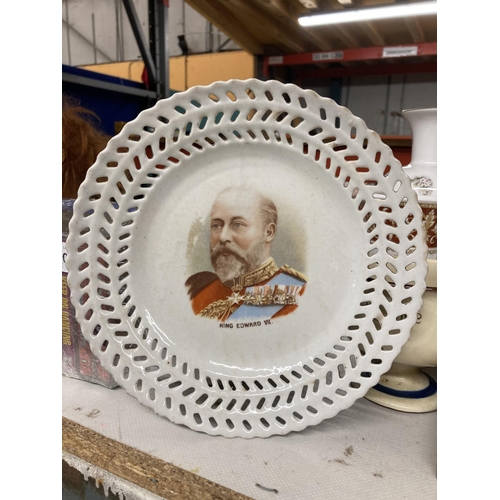 A MIXED LOT TO INCLUDE CABINET PLATES, A CAVERSWALL VASE, FOLEY CHINA ...