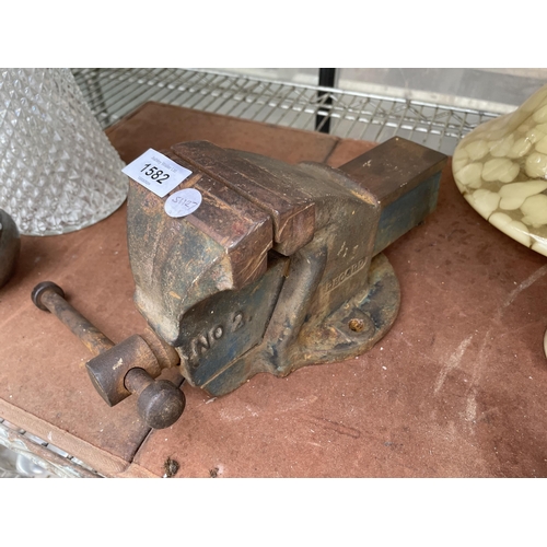 A VINTAGE RECORD NO.2 BENCH VICE