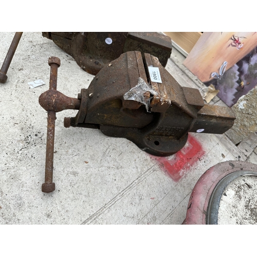 A VINTAGE RECORD NUMBER 34 BENCH VICE