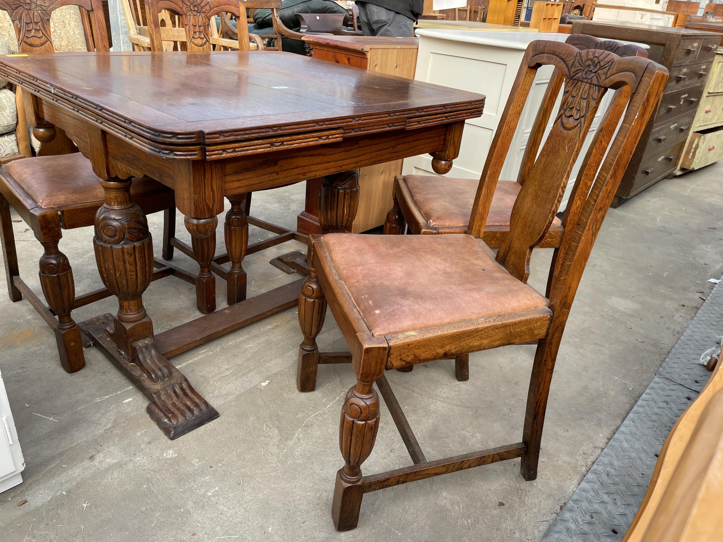 AN EARLY TWENTIETH CENTURY OAK DRAW LEAF DINING TABLE ON PEDESTAL BASE AND FOUR CHAIRS