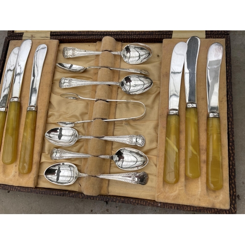 A PAIR OF VINTAGE AVERY BALANCE SCALES AND A CASED SET OF FLAT WARE
